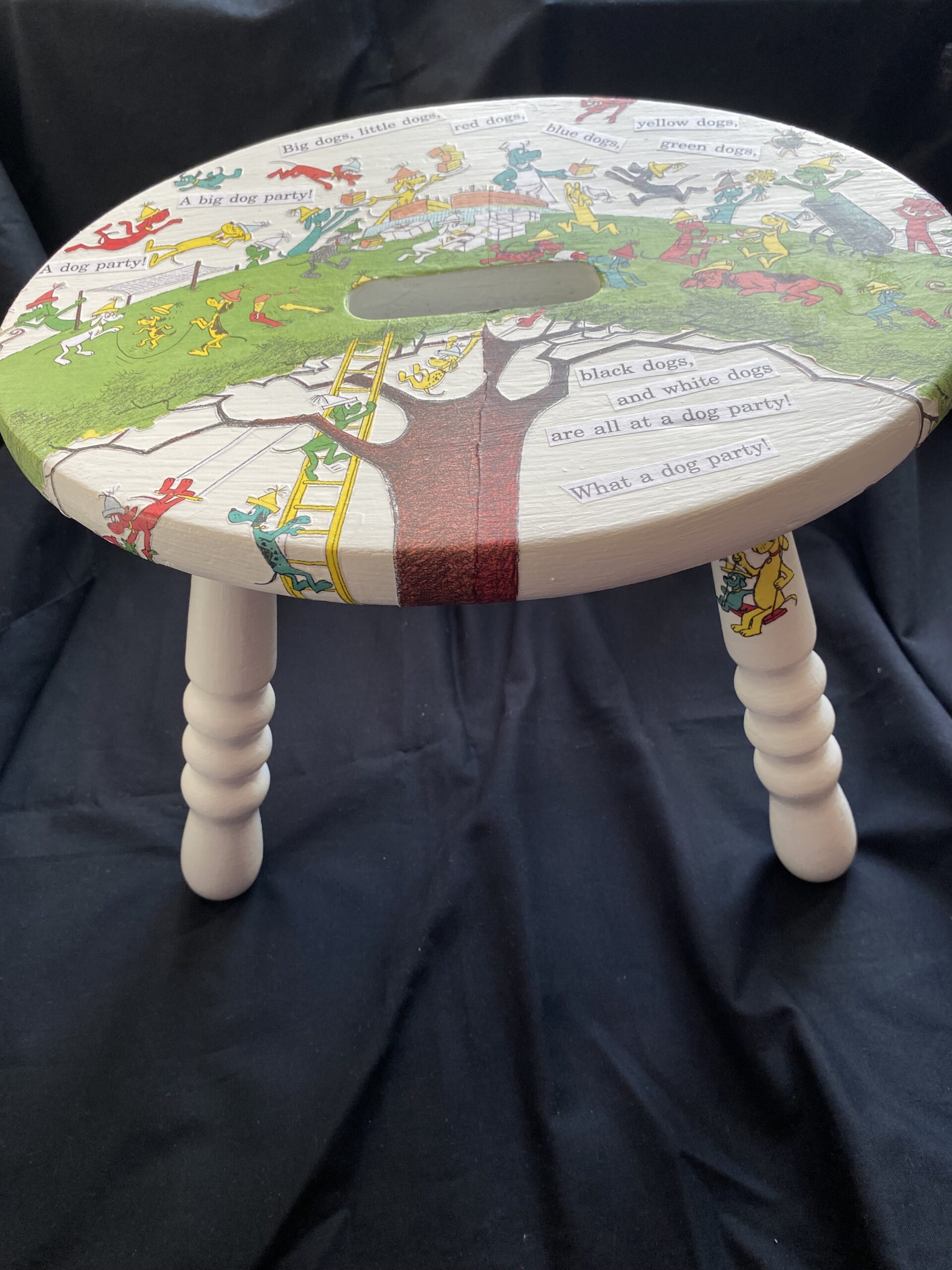 Go Dog Go Footstool - Story Pieces